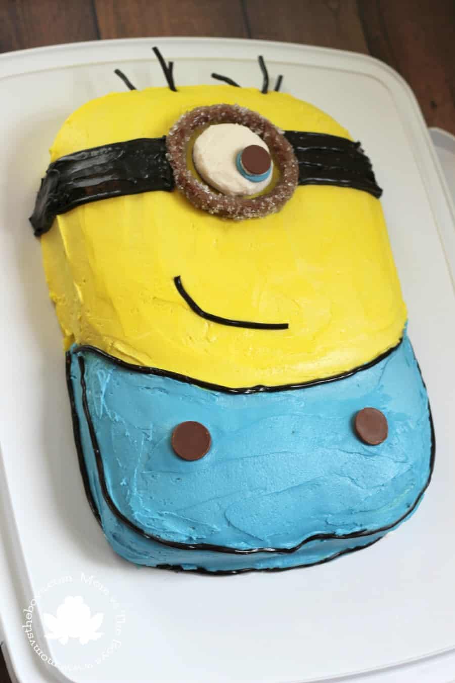 How to make a Minion Cake - Mom vs the Boys
