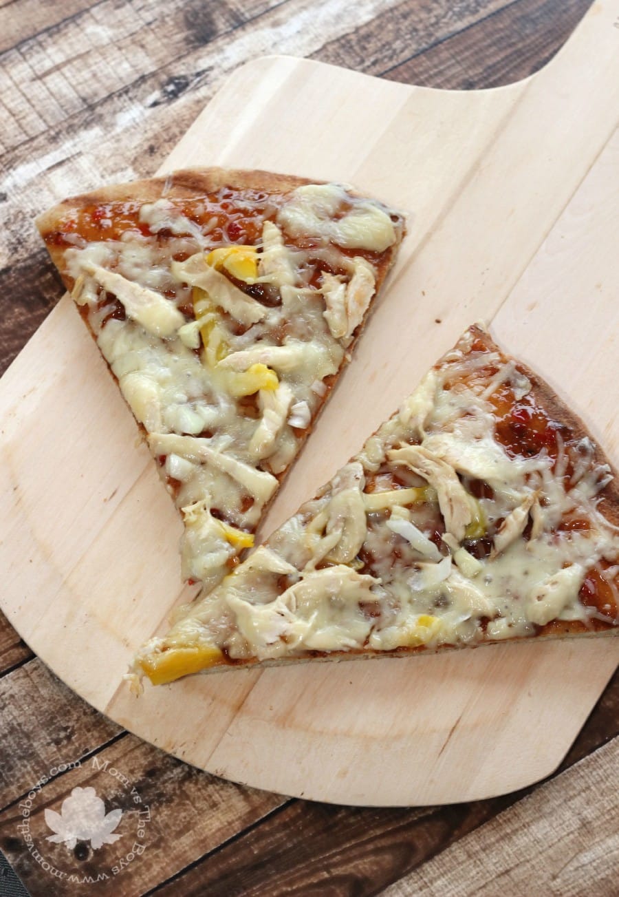 Sweet Chilli Chicken Pizza made on the grill - Mom vs the Boys